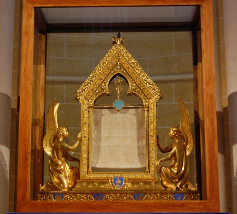 Mary's dress - Medieval Chartres - Quatr.us Study Guides